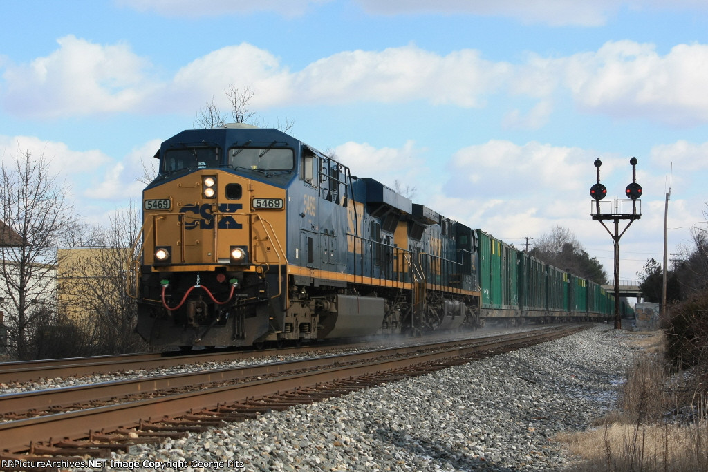 CSX 5469 and train Q703